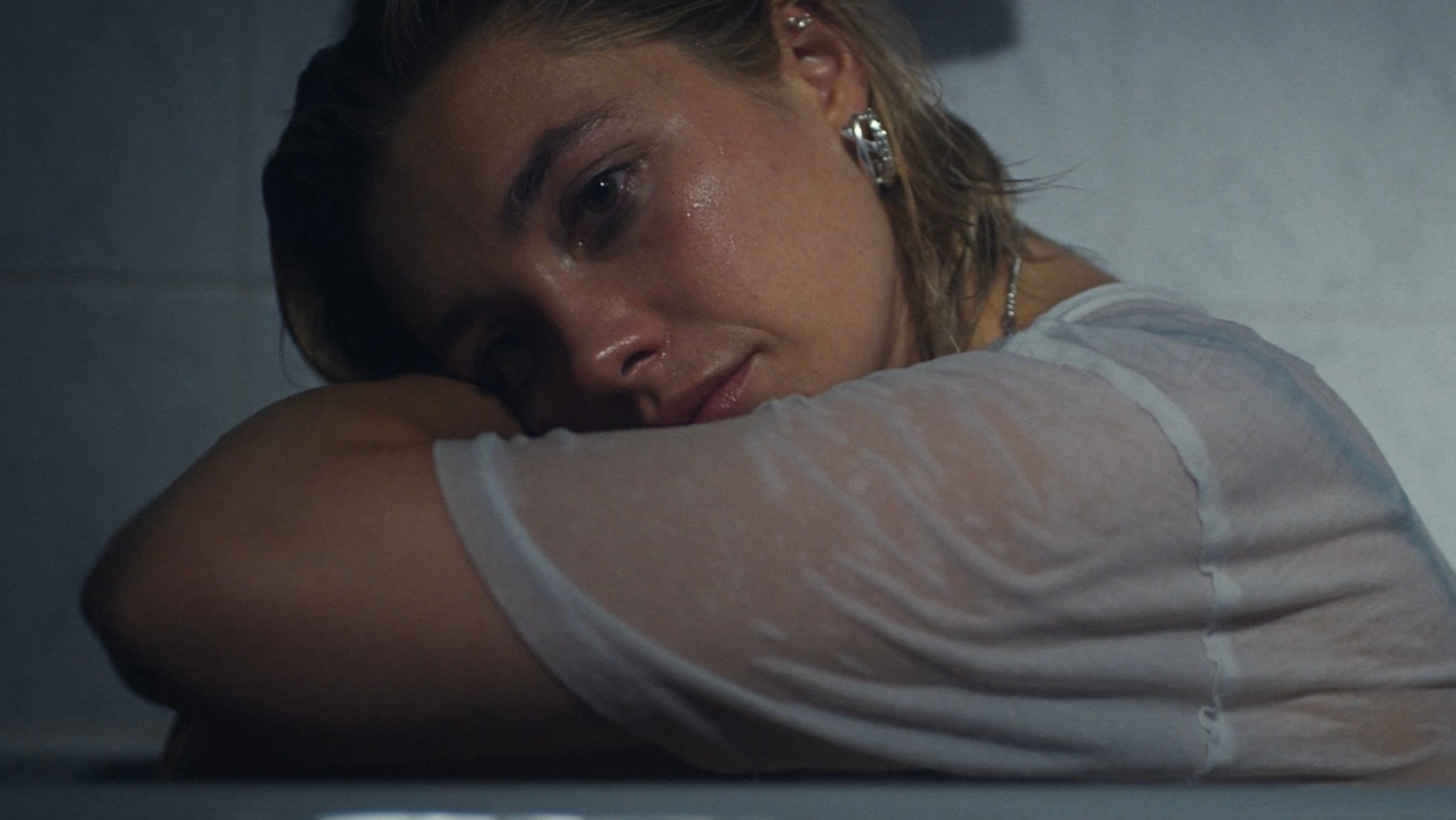 Florence Pugh Is Pushed to Her Emotional Limits in Yungblud Video ...