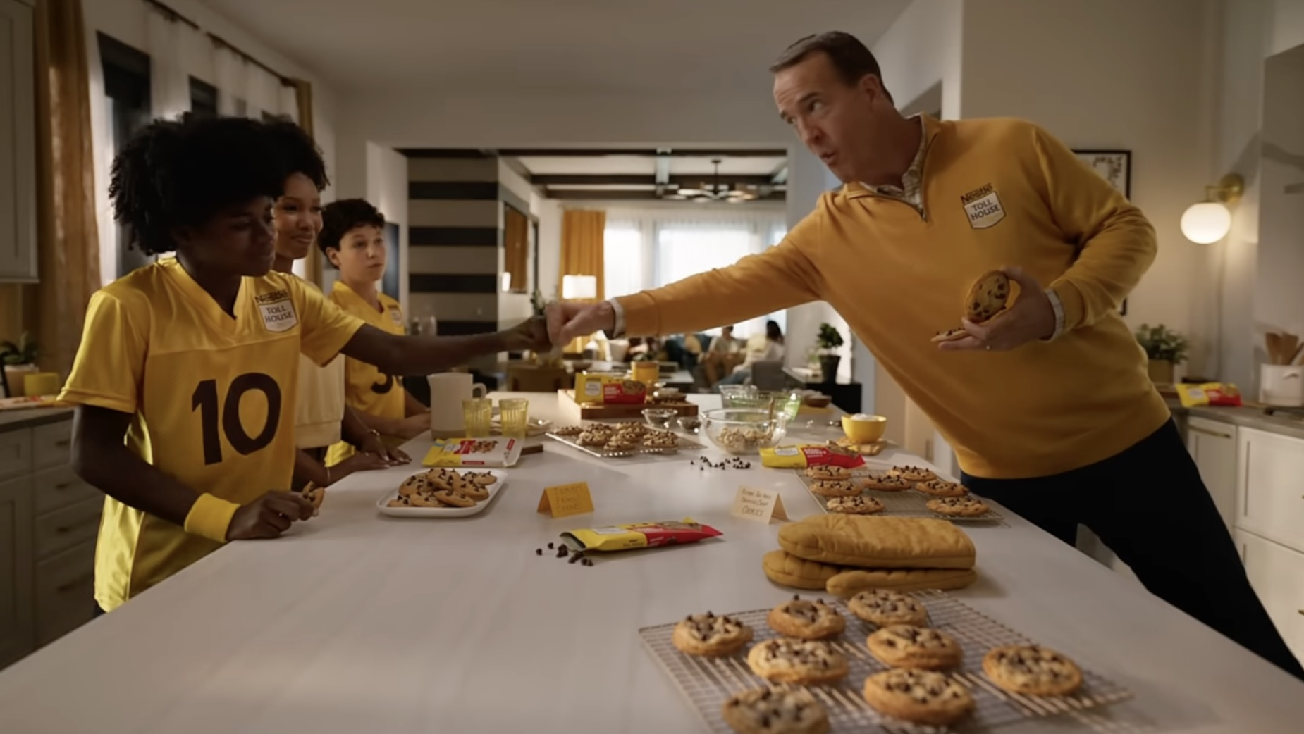 Peyton Manning Has a Kitchen Stand Off in Nestle Toll House Cookie Spot ...