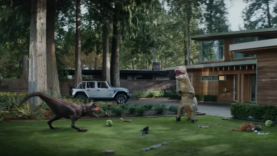 A Baby Carnotaurus Takes a Joy Ride in Jeep’s Jurassic World Dominion ...