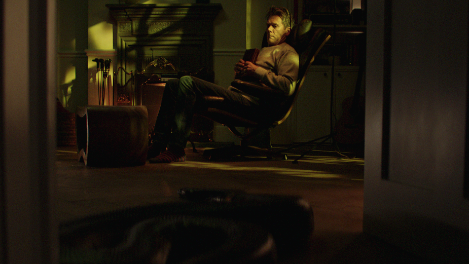 Kevin Bacon Warily Watches EE Full Fibre Broadband Beat a Boa ...