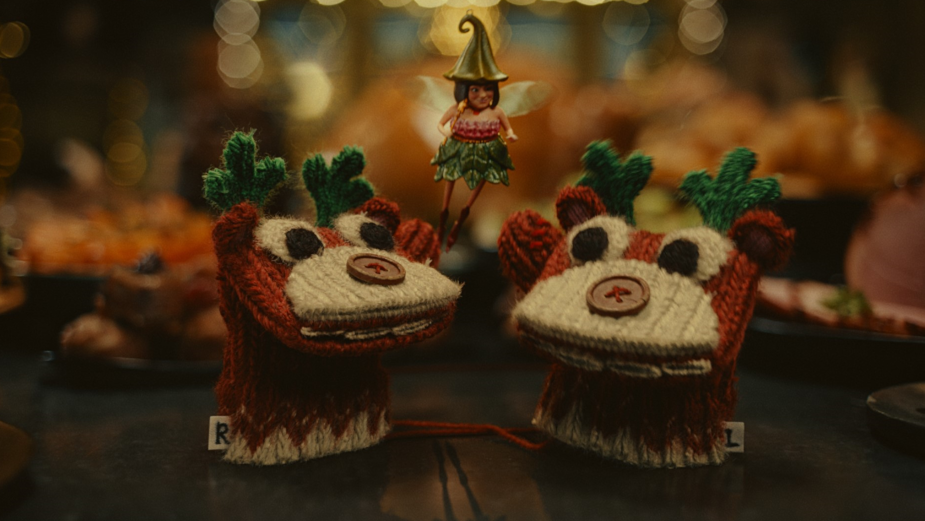 Ryan Reynolds and Rob McElhenney are Adorable Mittens in Christmas Ad ...