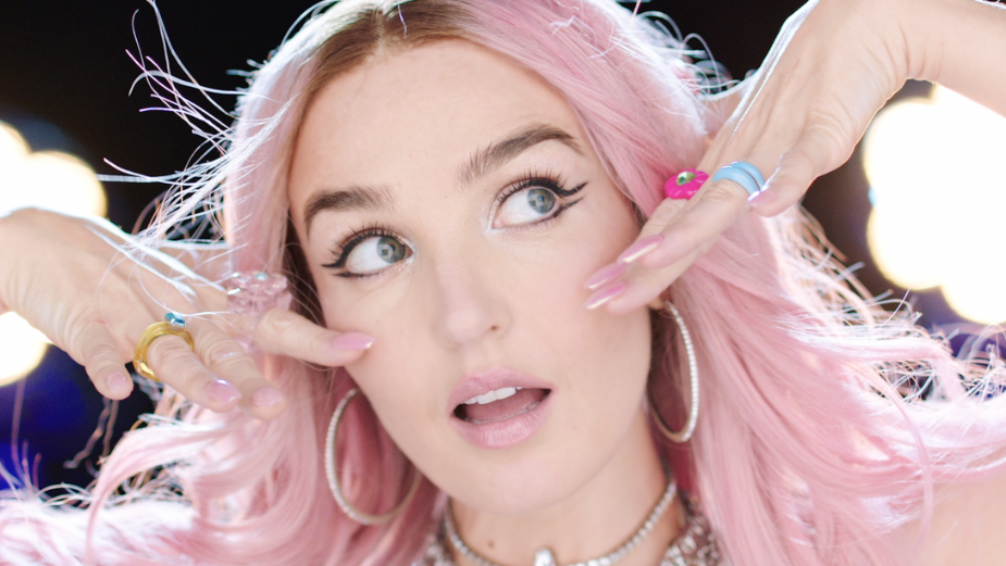 SNL’s Chloe Fineman Poses as a 2000’s Popstar in ‘Ugly Cry’ Campaign ...