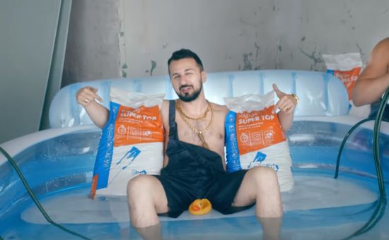 Rapping Romanian Builders Flow for Friends\TBWA | LBBOnline