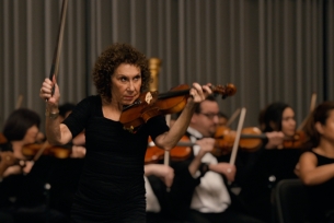 Rhea Perlman Joins an Orchestra in Her Commercial Debut for BNY Mellon ...
